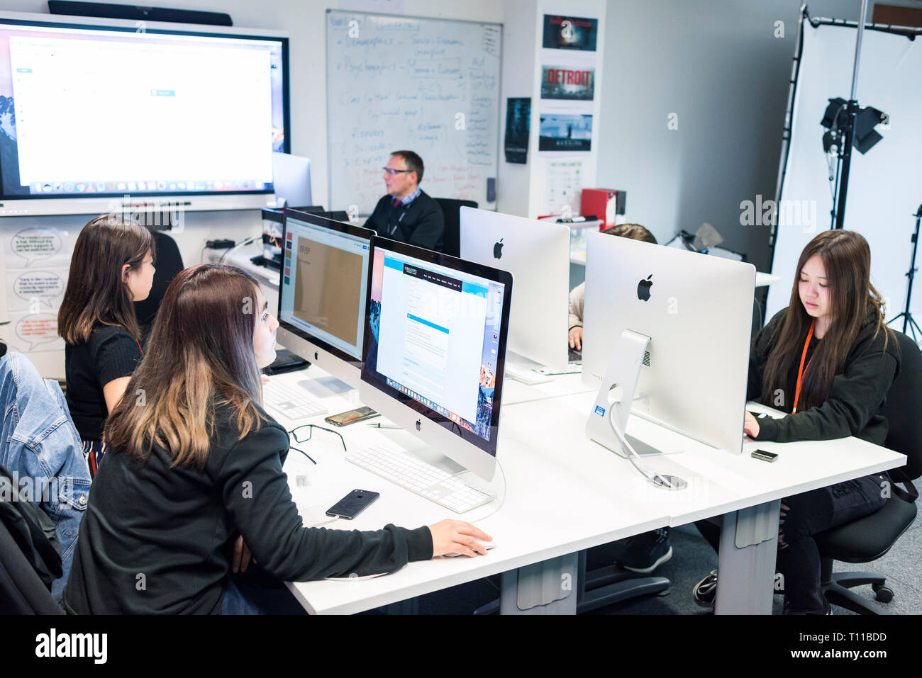 School classroom full computers hi-res stock photography and images - Alamy