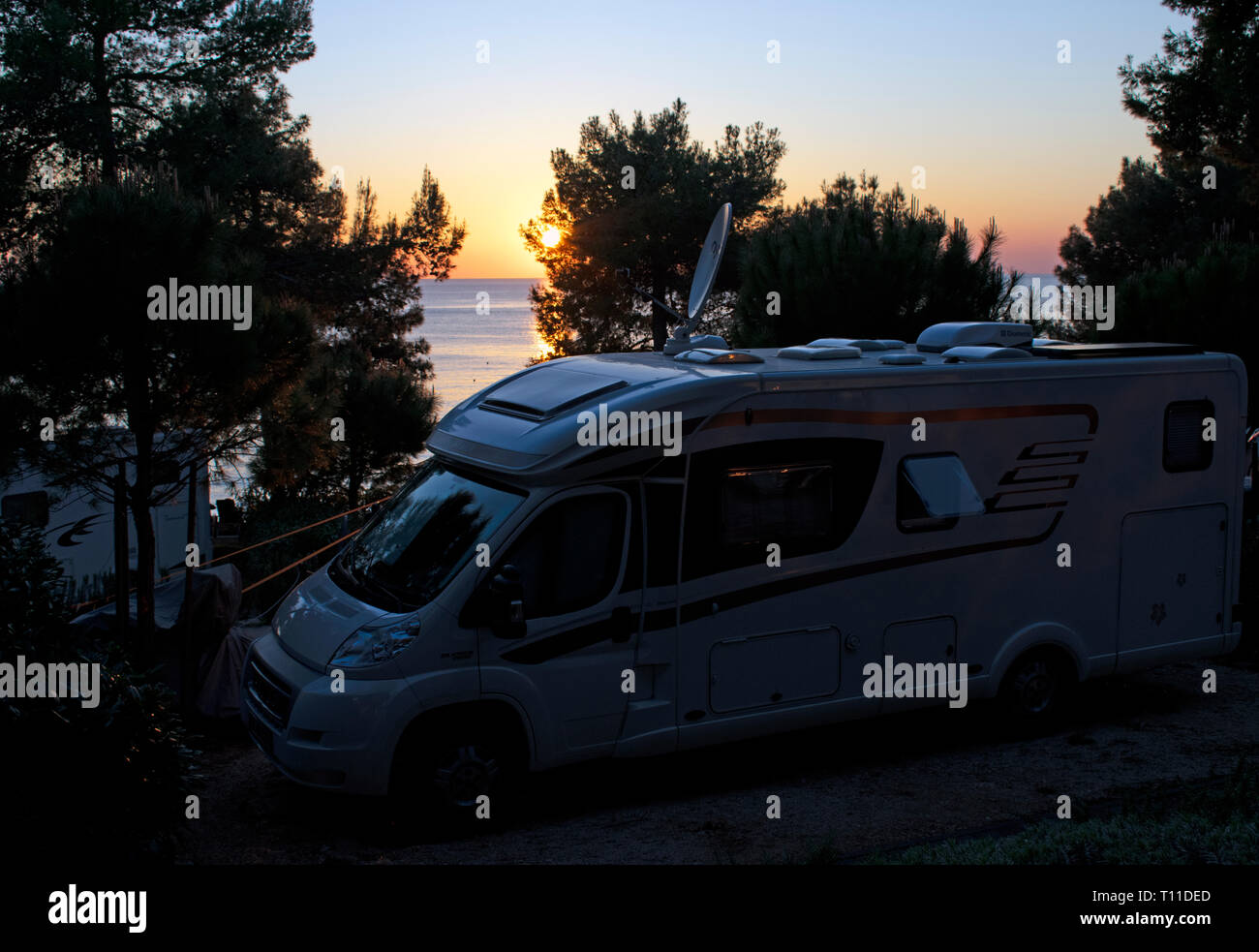 Motorhome caravan sunset campsite hi-res stock photography and images ...