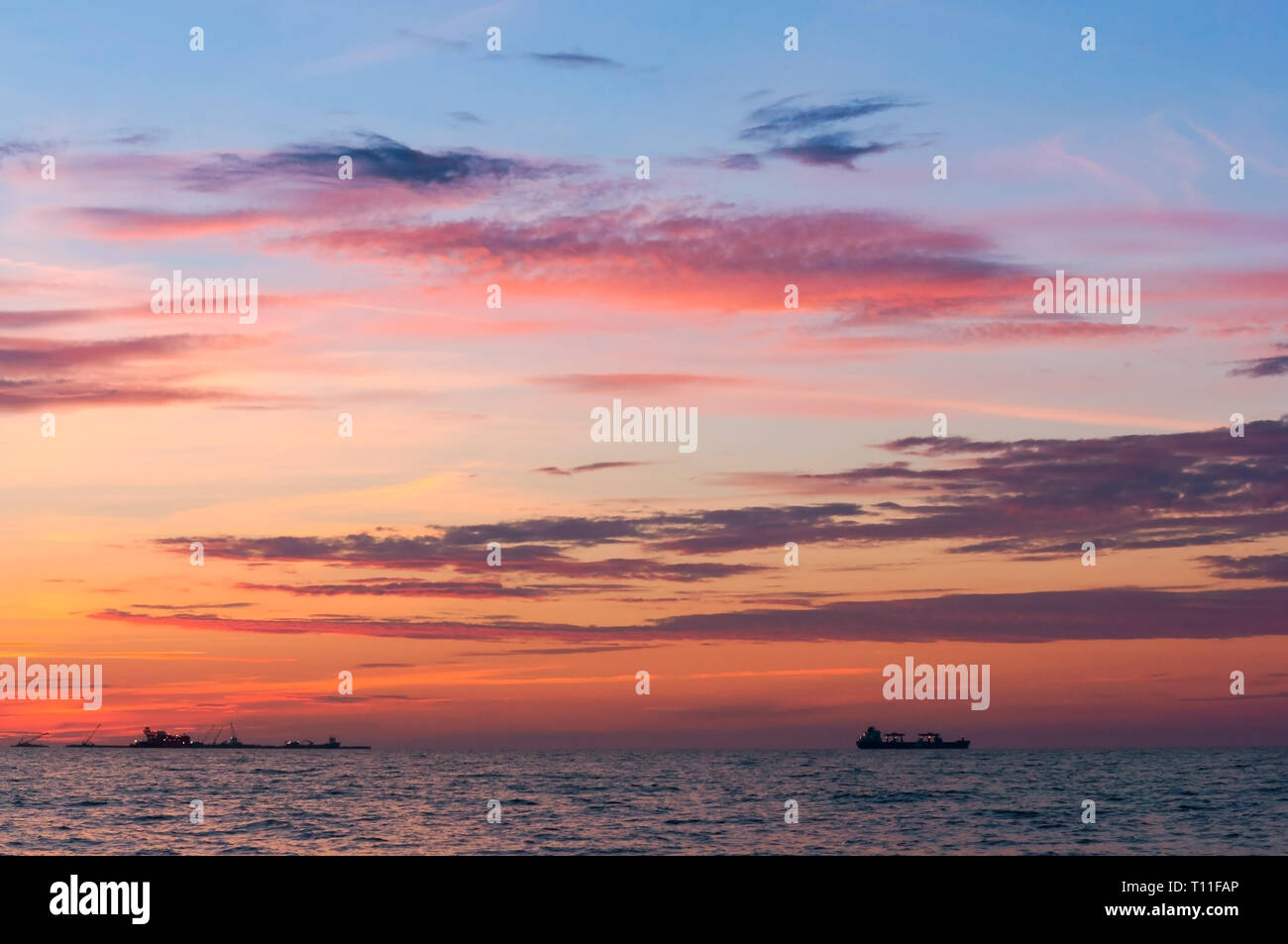 Purple and pink sky hi-res stock photography and images - Alamy