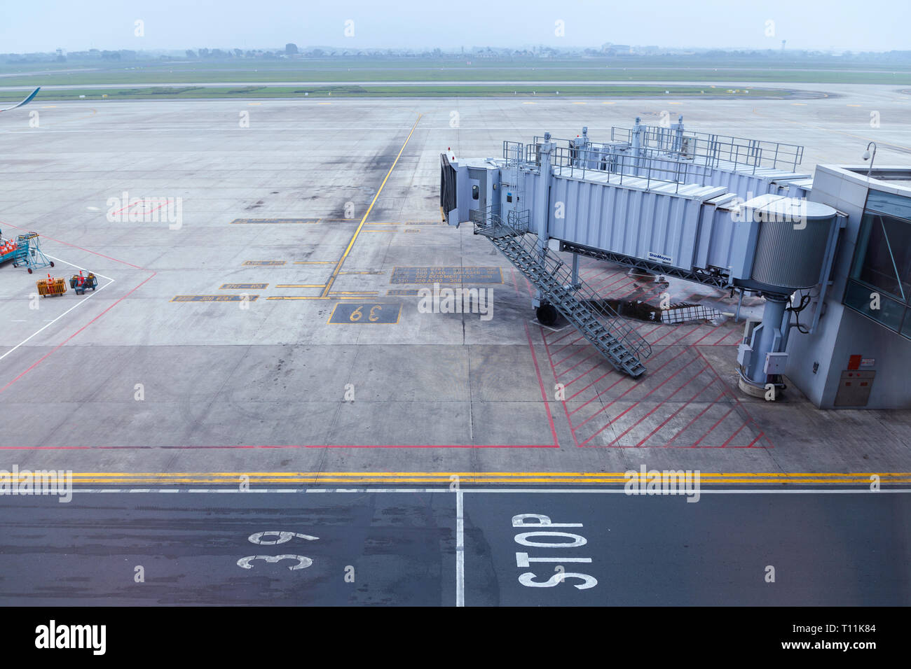 Boarding bridge or jet bridge on prepare by ground service crew for ...