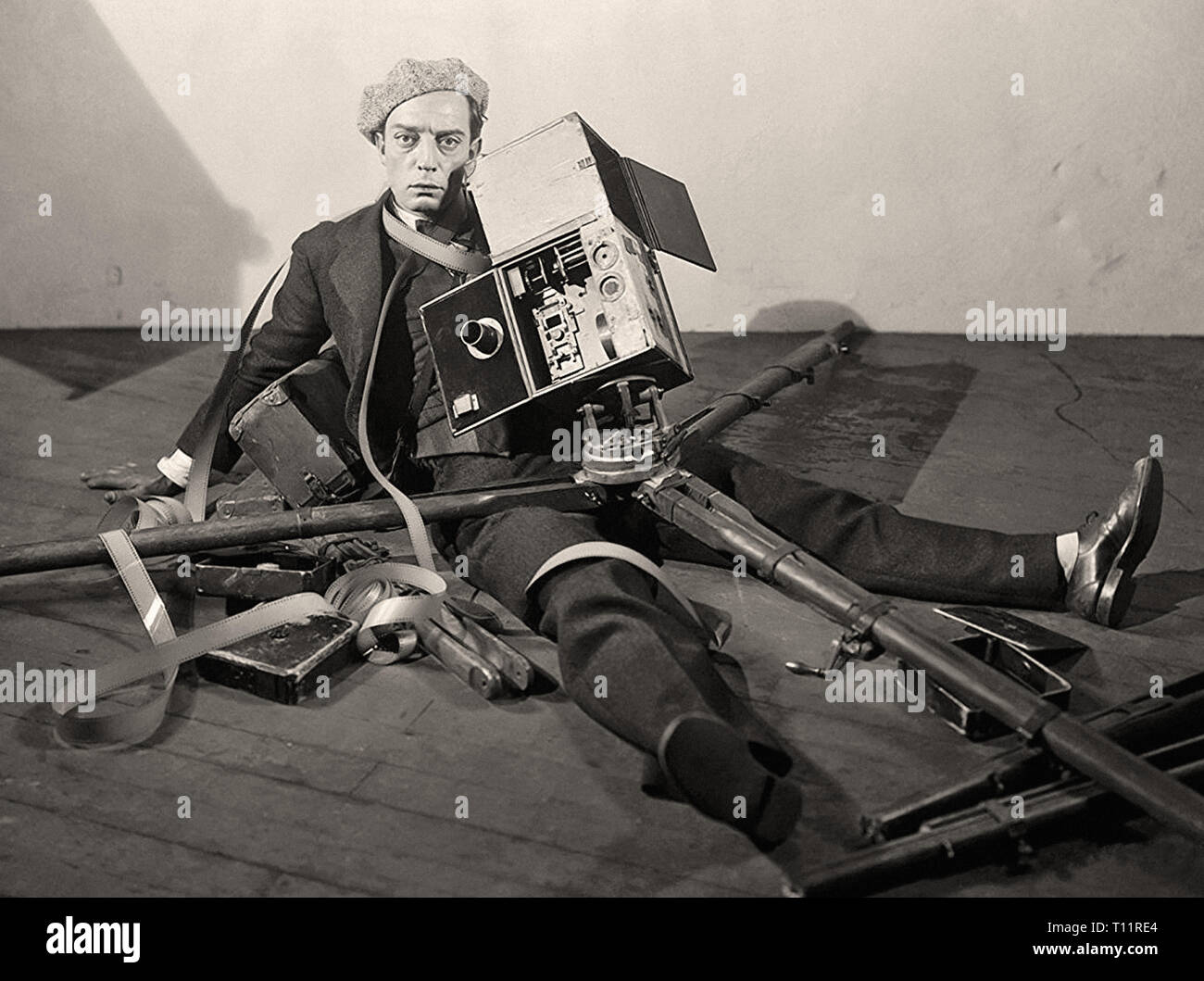 Promotional photography of Buster Keaton in the Cameraman (1928 ...