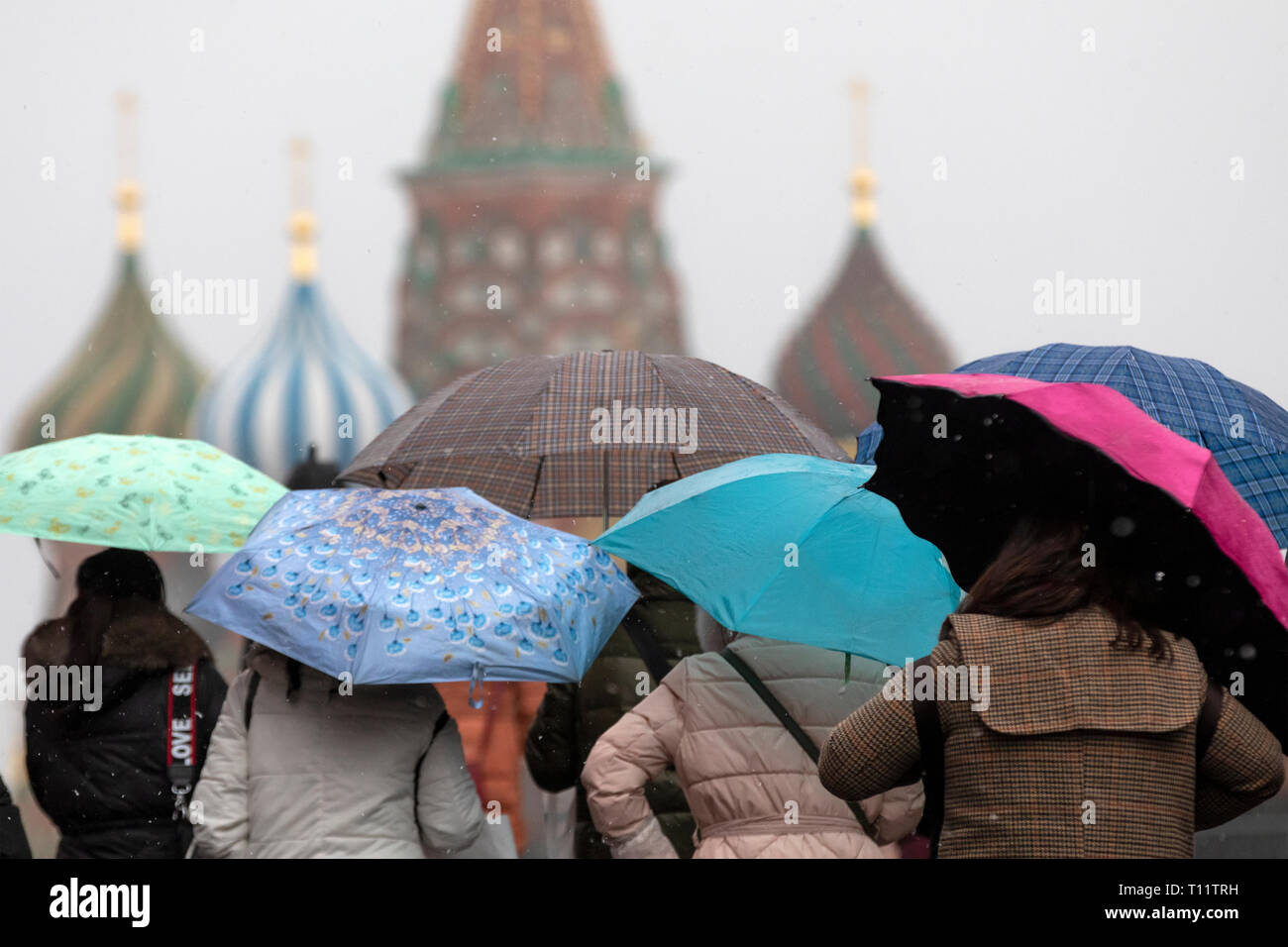 Rain with people hi-res stock photography and images - Alamy