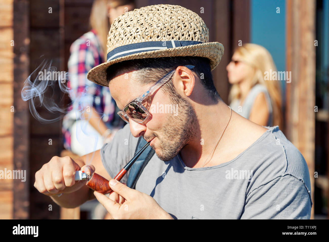 Girls and boys smoking hi-res stock photography and images - Alamy