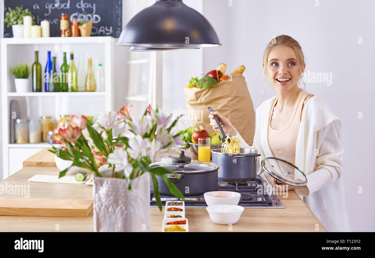 Healthy food woman kitchen hi-res stock photography and images - Alamy