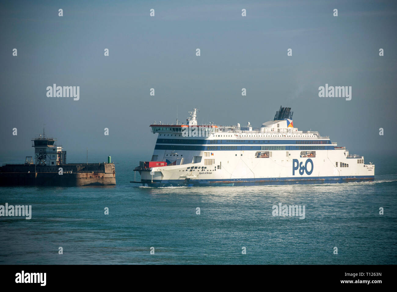 Ship arriving in port hi-res stock photography and images - Alamy