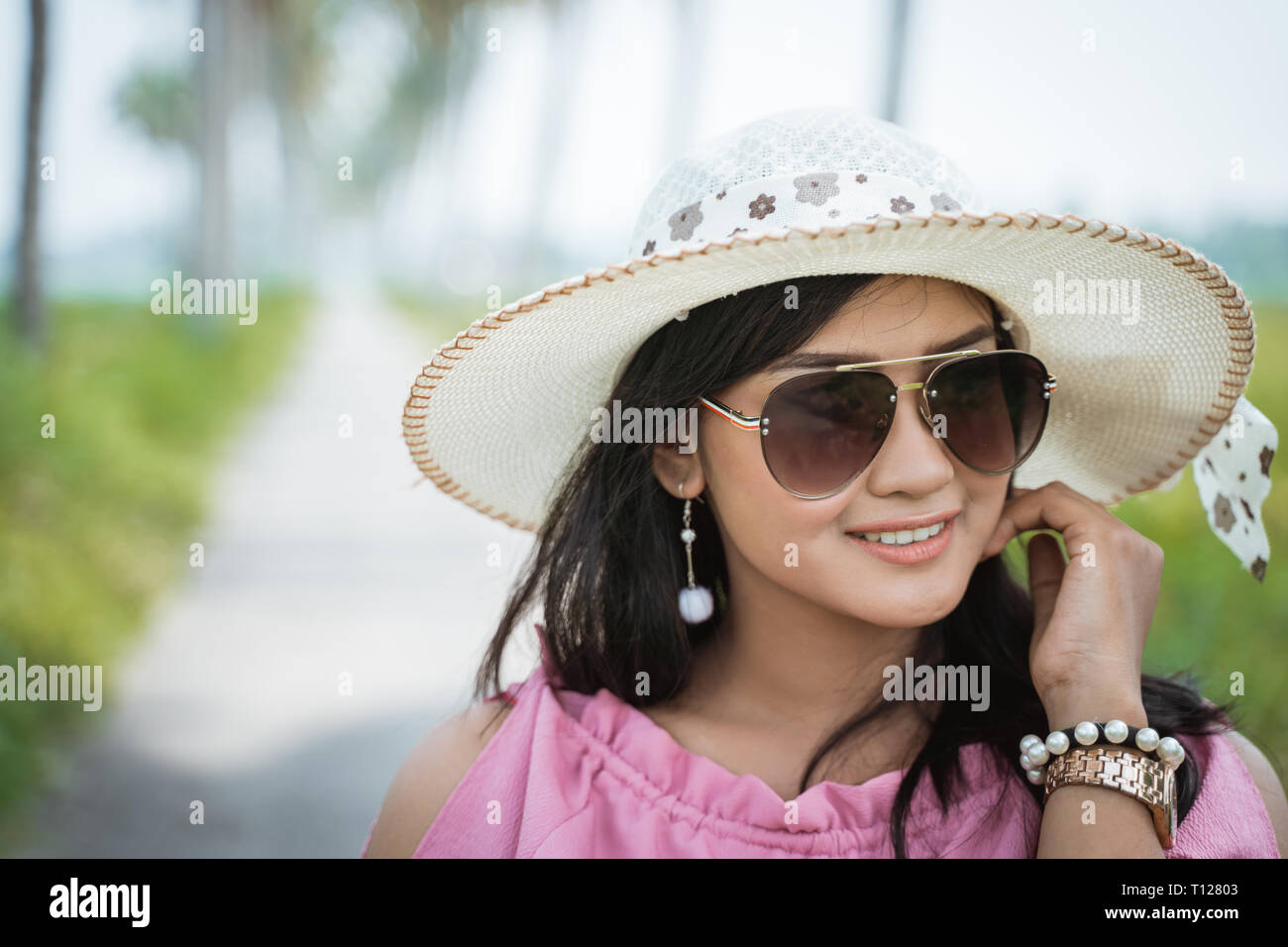 asian woman with sunglasses and hat Stock Photo - Alamy