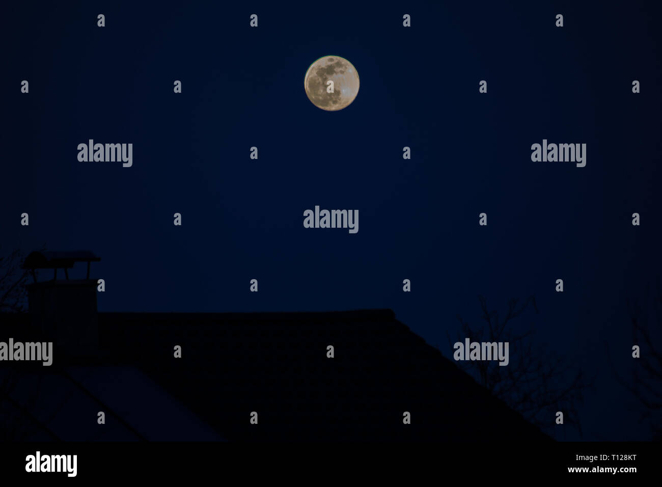 Full moon house neighborhood hi-res stock photography and images - Alamy