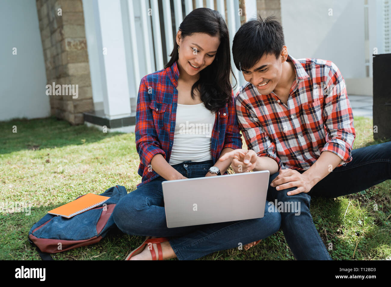 Student couple going college hi-res stock photography and images - Alamy