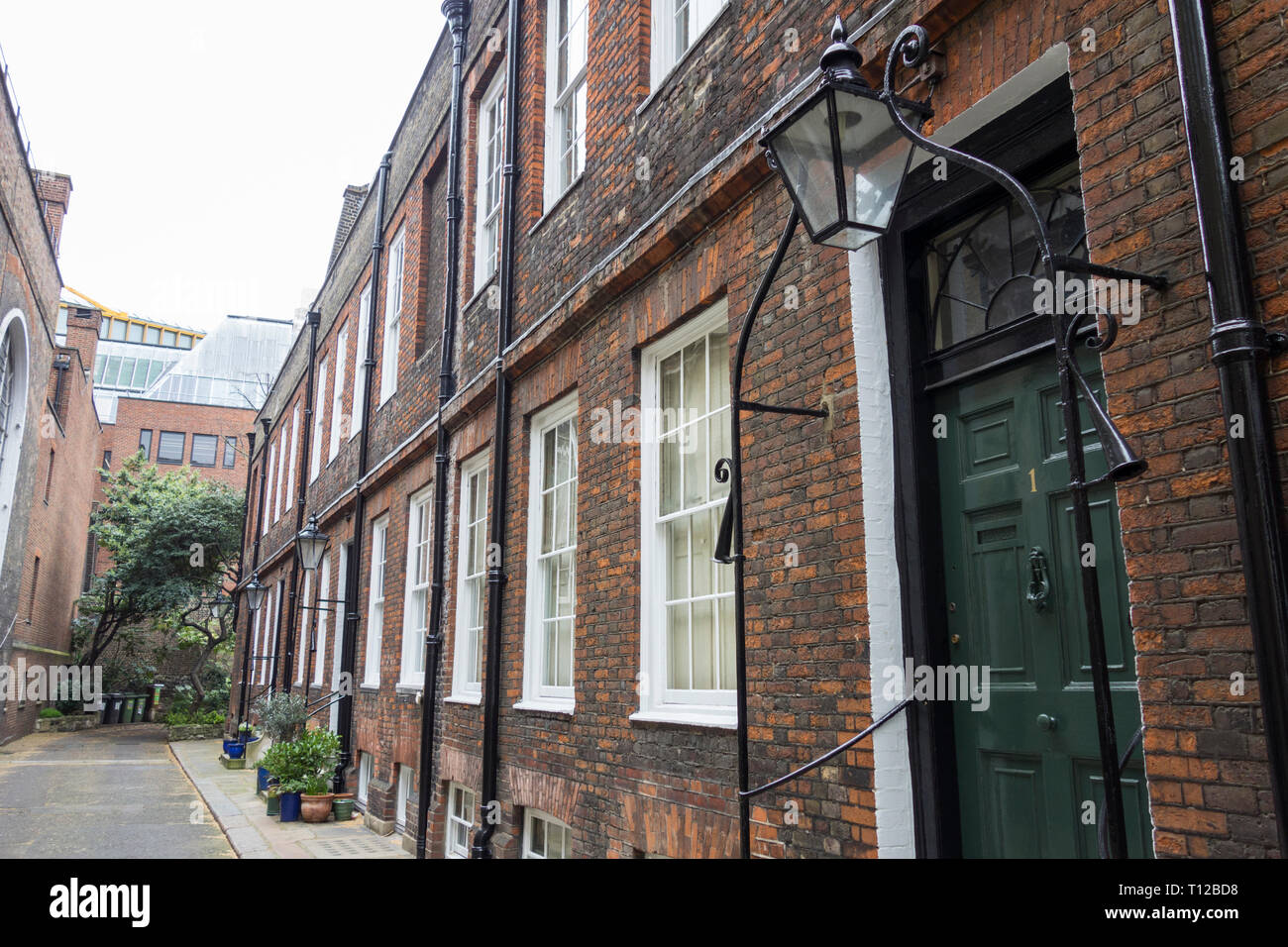 London 17th century houses hi-res stock photography and images - Alamy