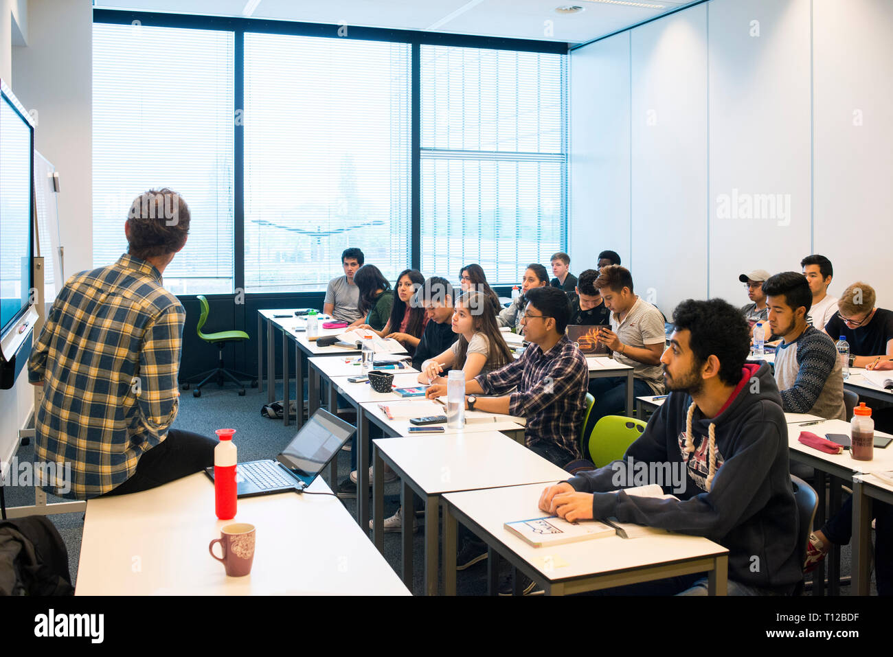 A busy classroom full of multicultural students during a lesson Stock ...