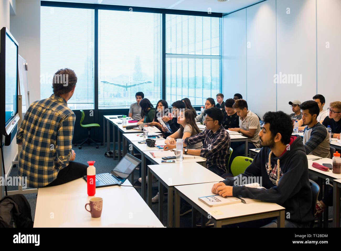 A busy classroom full of multicultural students during a lesson Stock ...