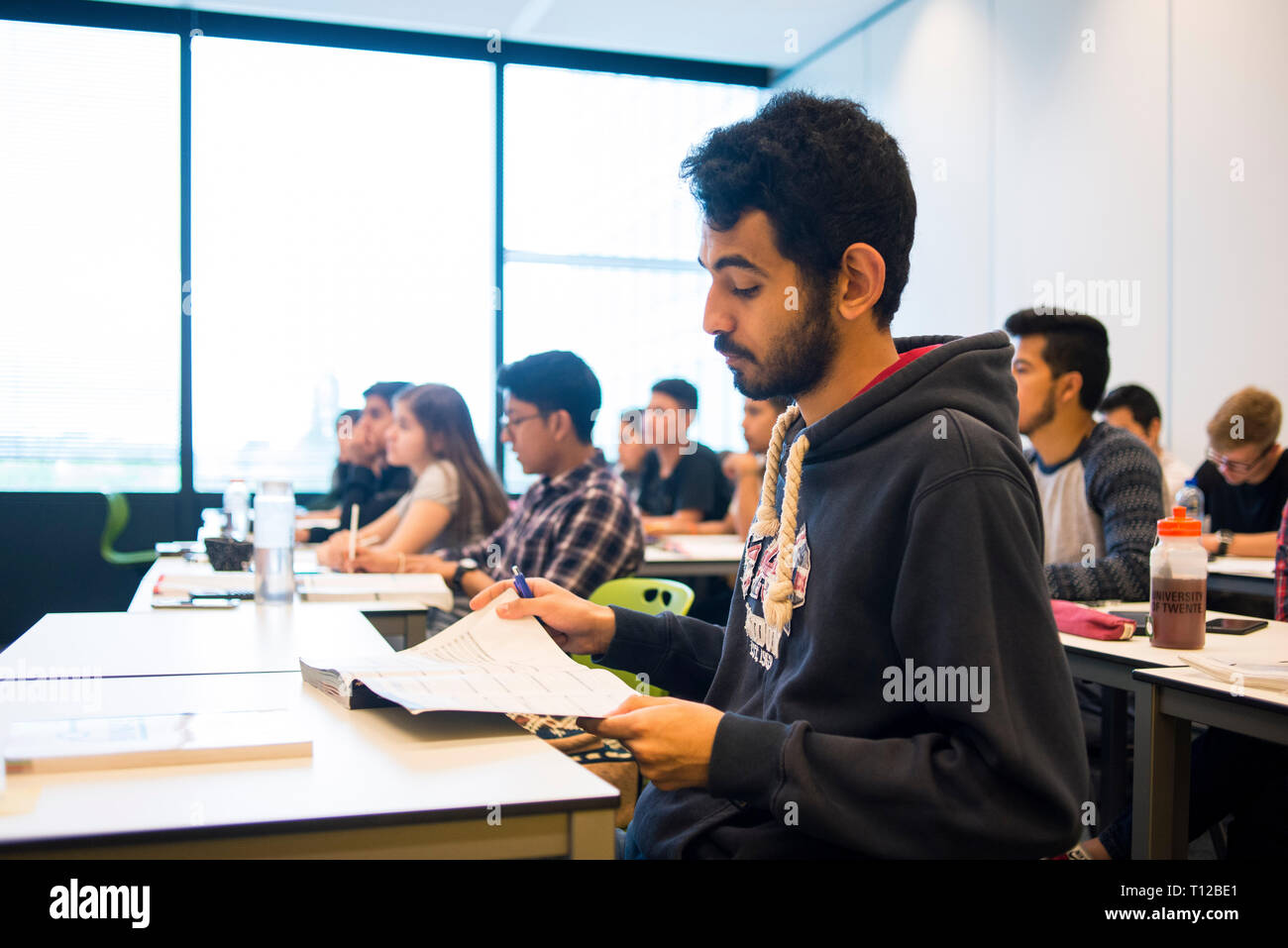 A busy classroom full of multicultural students during a lesson Stock ...