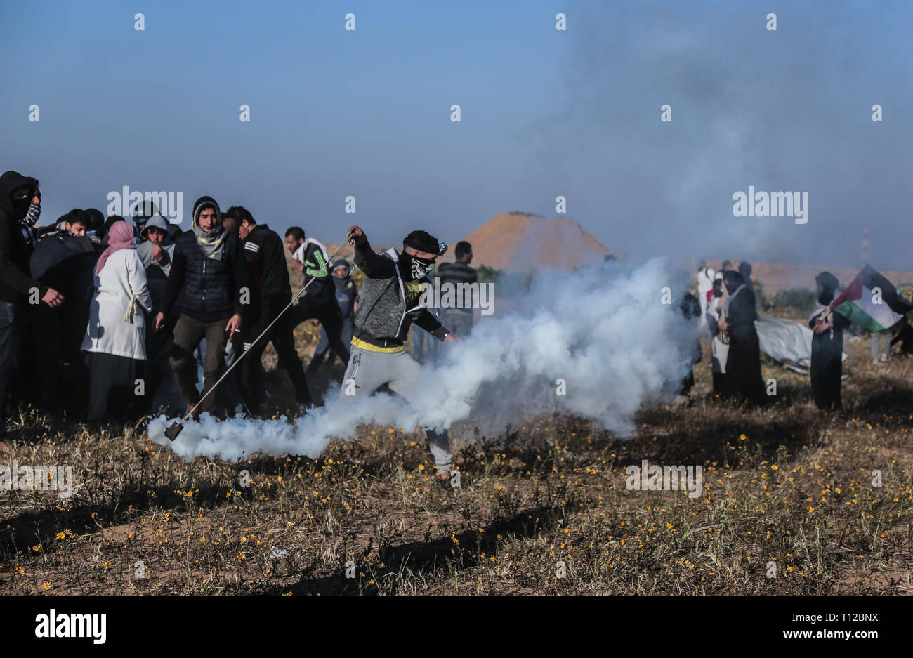 Gaza, Palestine. 22nd Mar, 2019. Palestinian protesters clash with ...