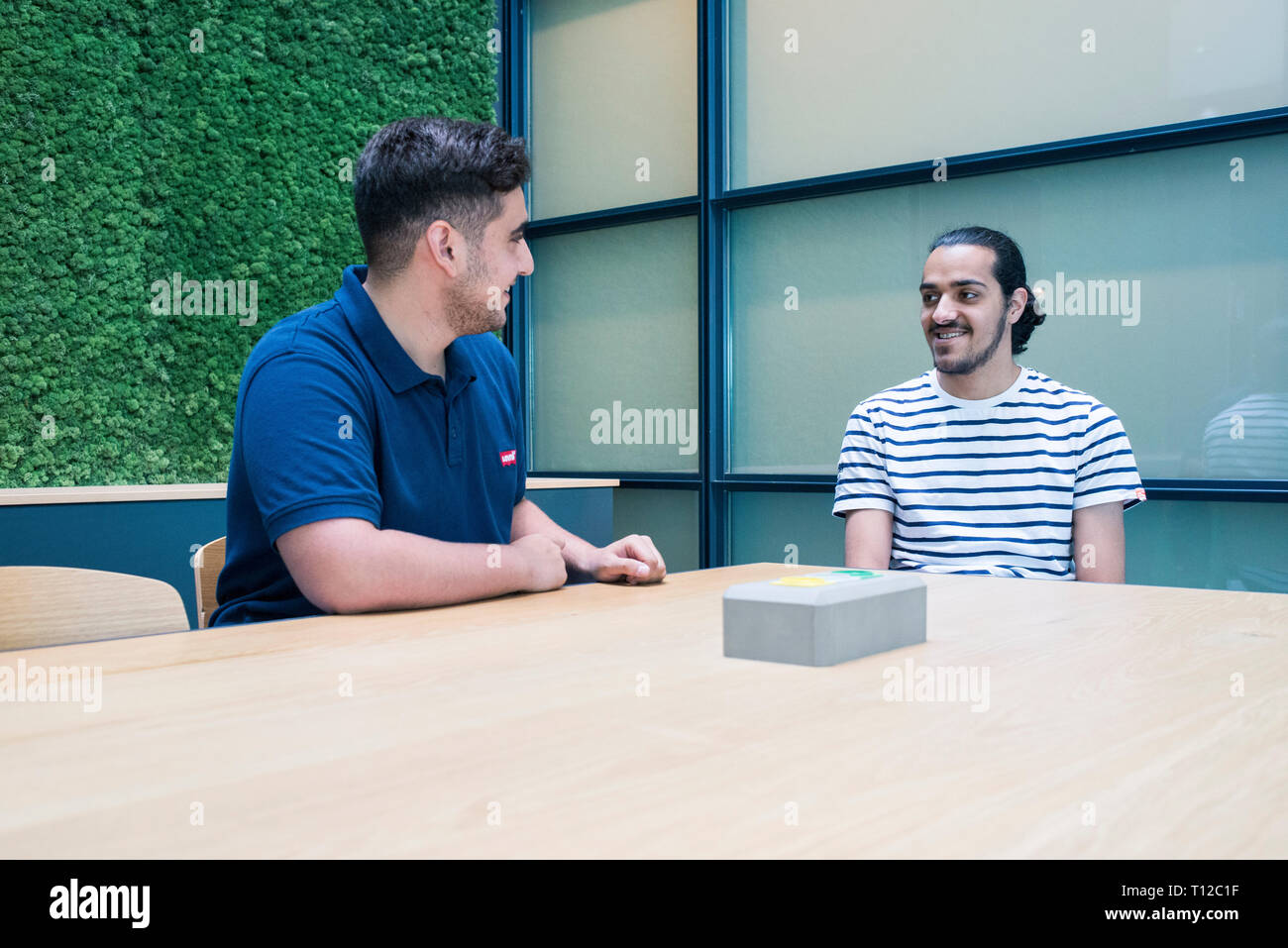 Group of people sat chatting hi-res stock photography and images - Alamy