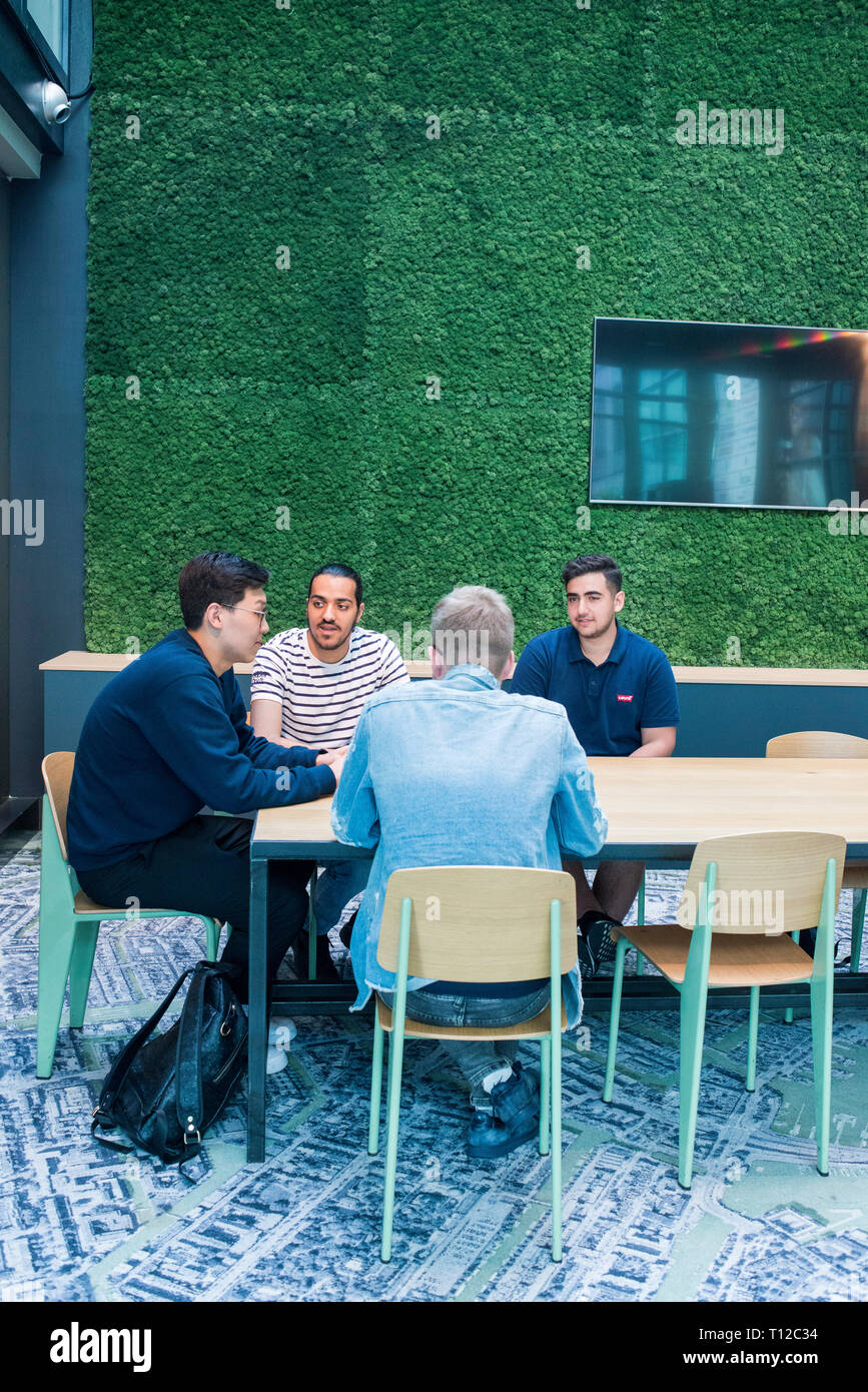 Sat around table discussion hi-res stock photography and images - Alamy