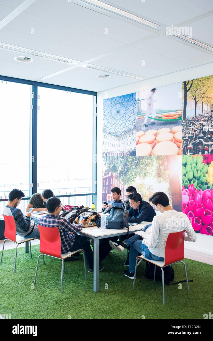 University class students round table hi-res stock photography and ...