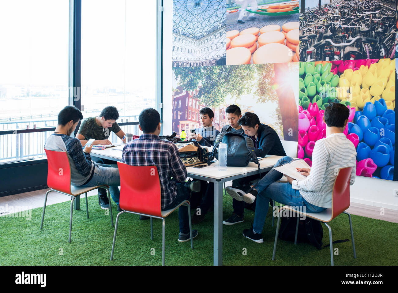Students round table hi-res stock photography and images - Alamy