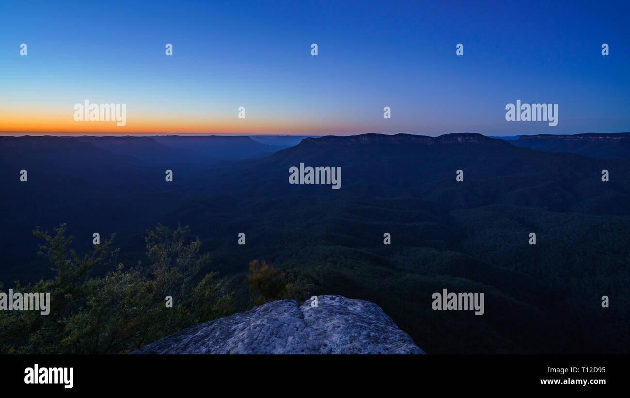 sunrise at sublime point lookout, blue mountains national park ...
