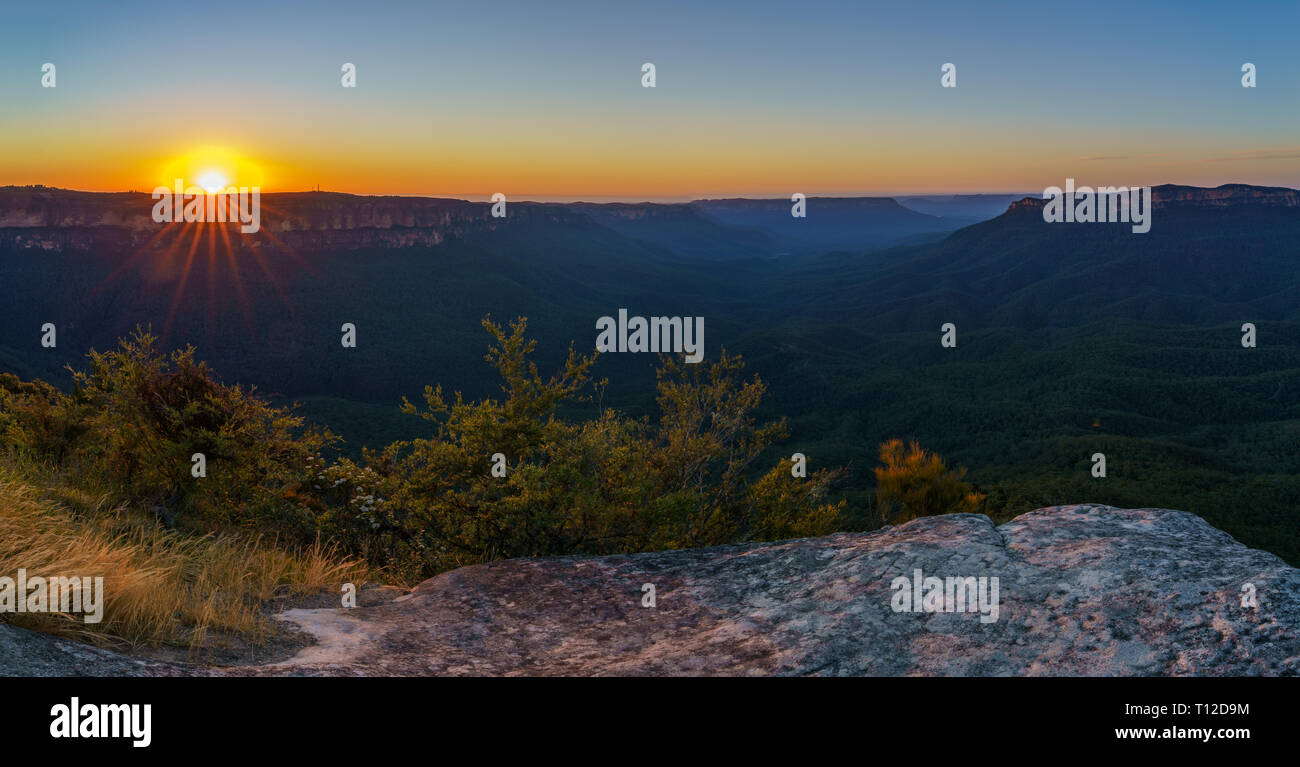 romantic sunrise at sublime point lookout, blue mountains national park ...
