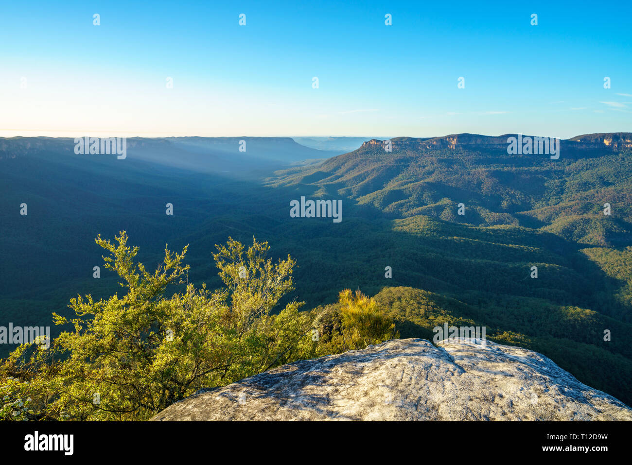 sunrise at sublime point lookout, blue mountains national park ...