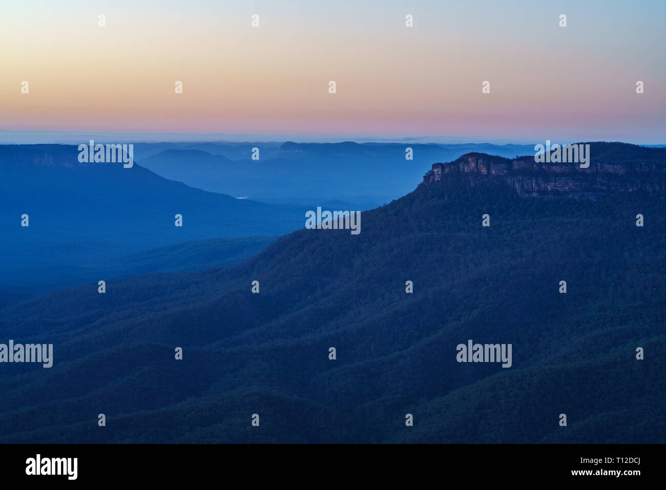sunrise at sublime point lookout, blue mountains national park ...