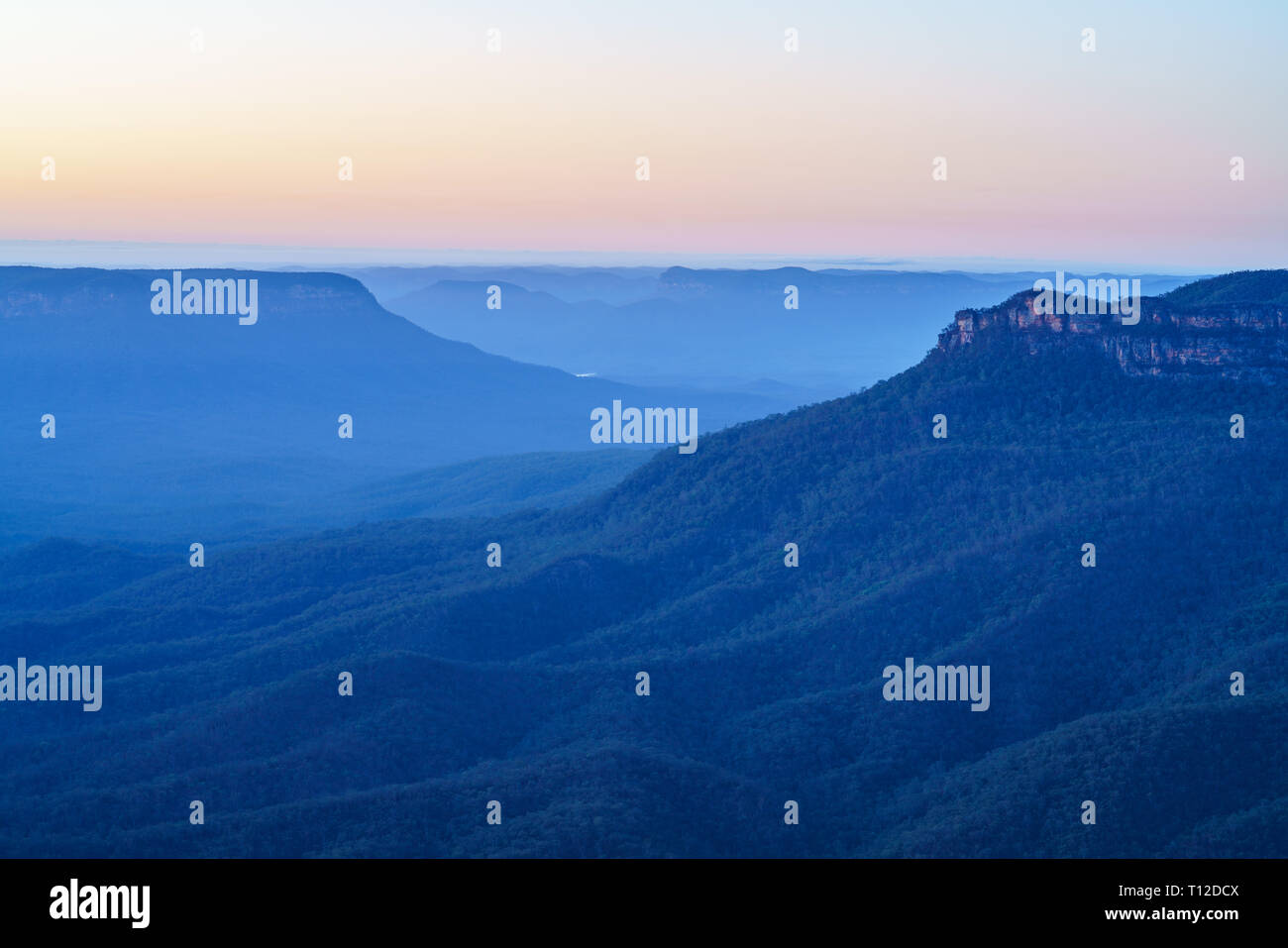 sunrise at sublime point lookout, blue mountains national park ...
