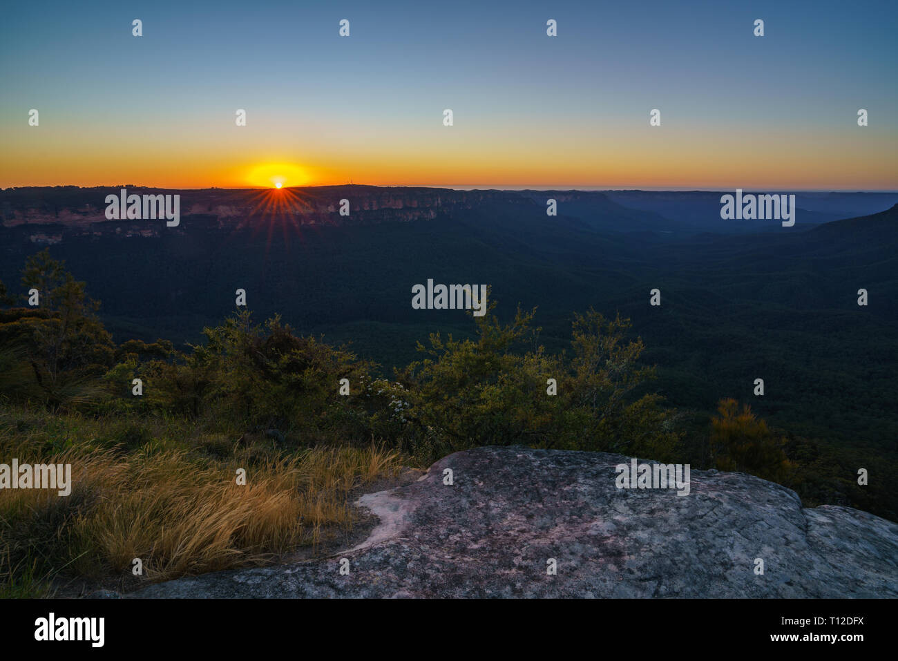 romantic sunrise at sublime point lookout, blue mountains national park ...