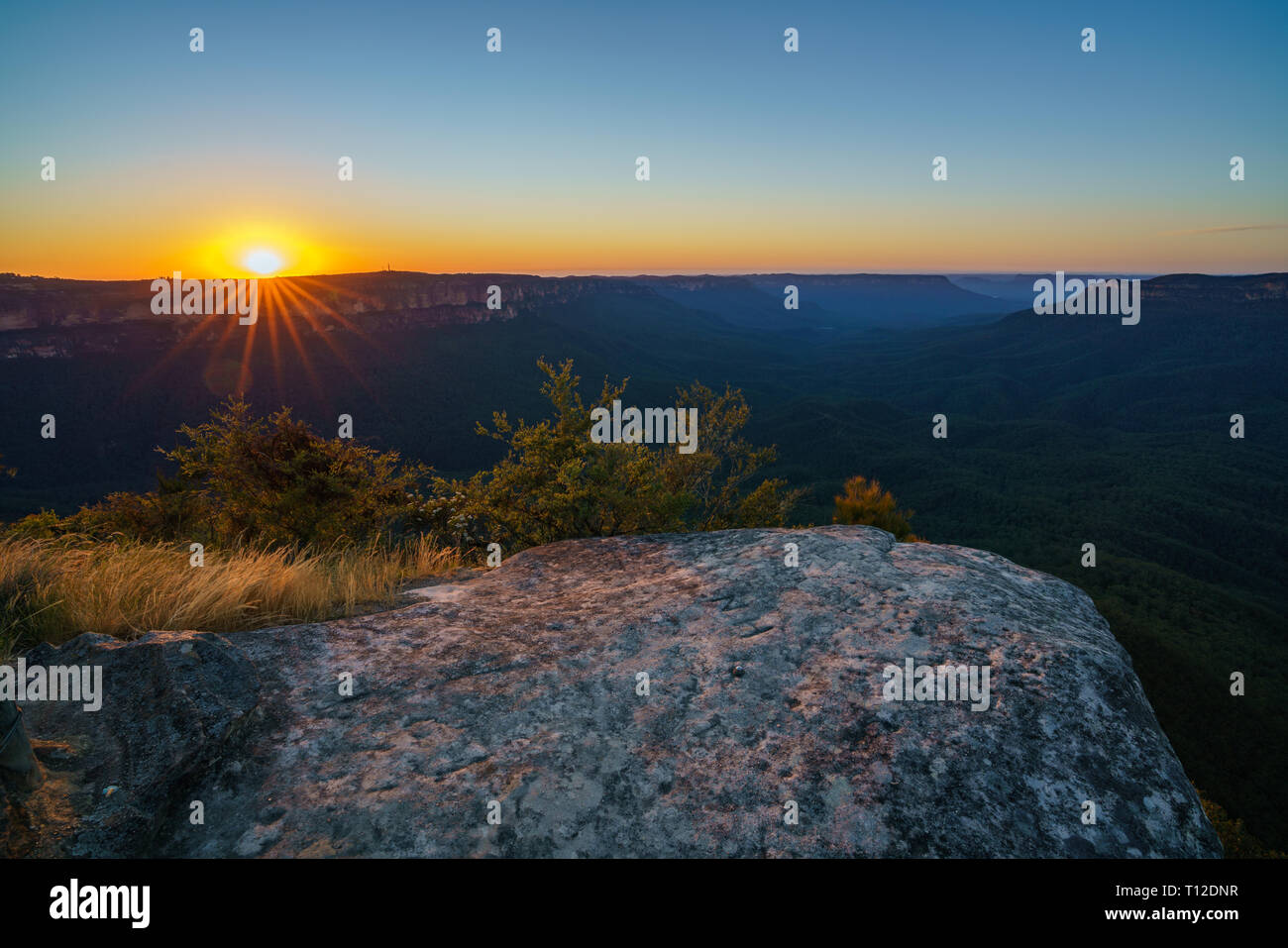 romantic sunrise at sublime point lookout, blue mountains national park ...