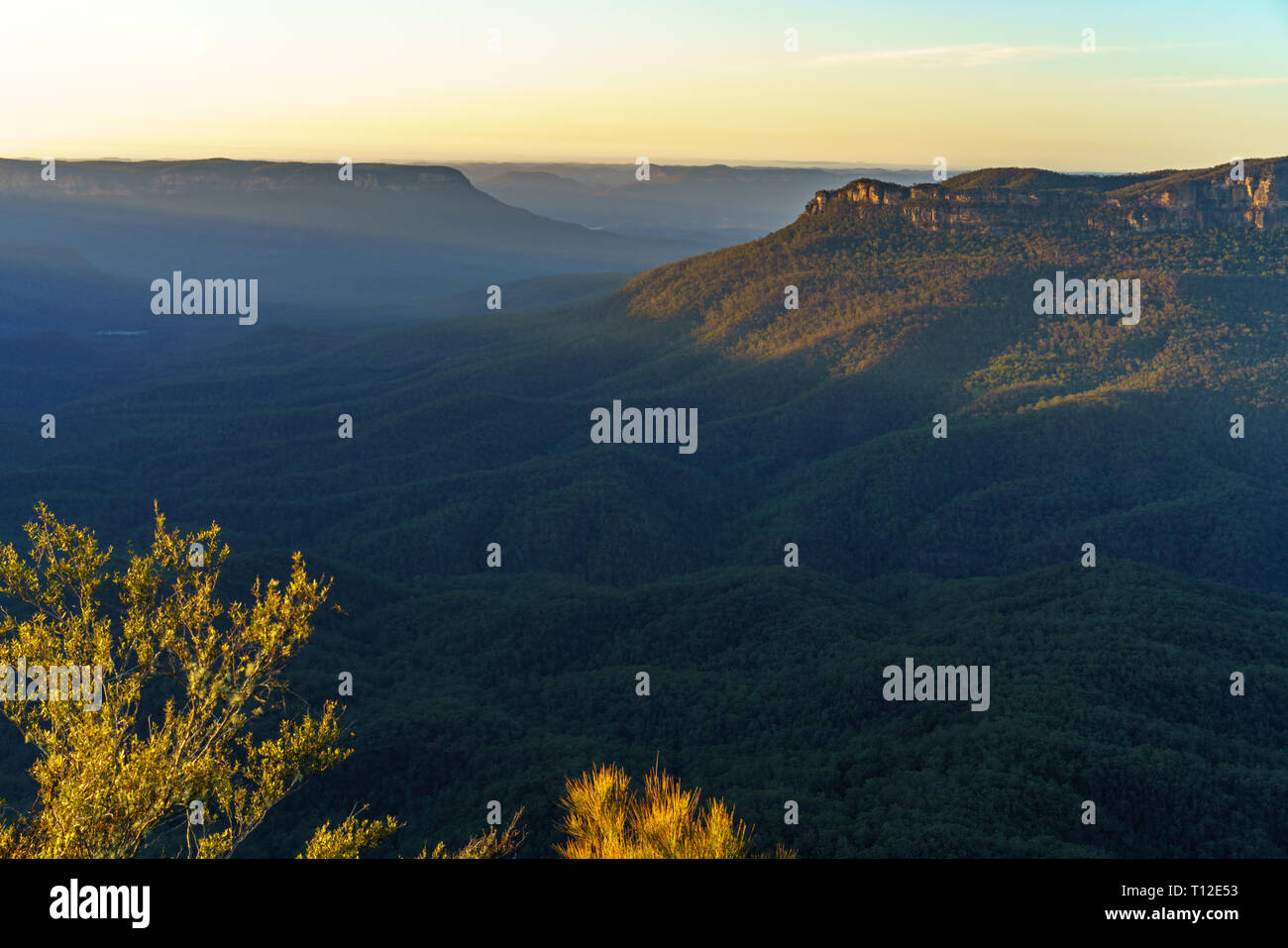 sunrise at sublime point lookout, blue mountains national park ...