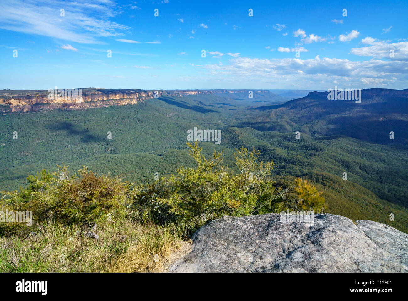 view from sublime point lookout, blue mountains national park ...