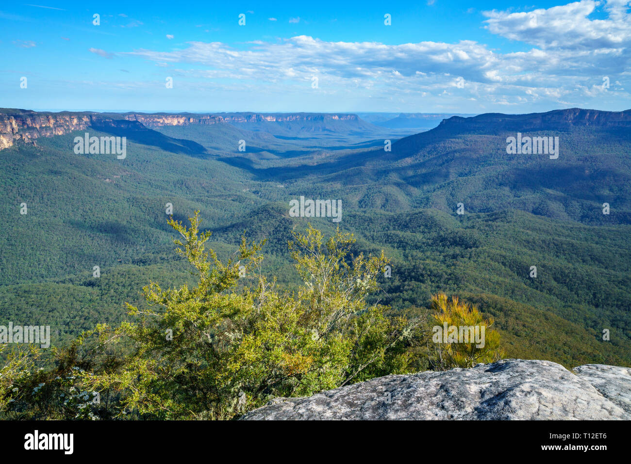 view from sublime point lookout, blue mountains national park ...