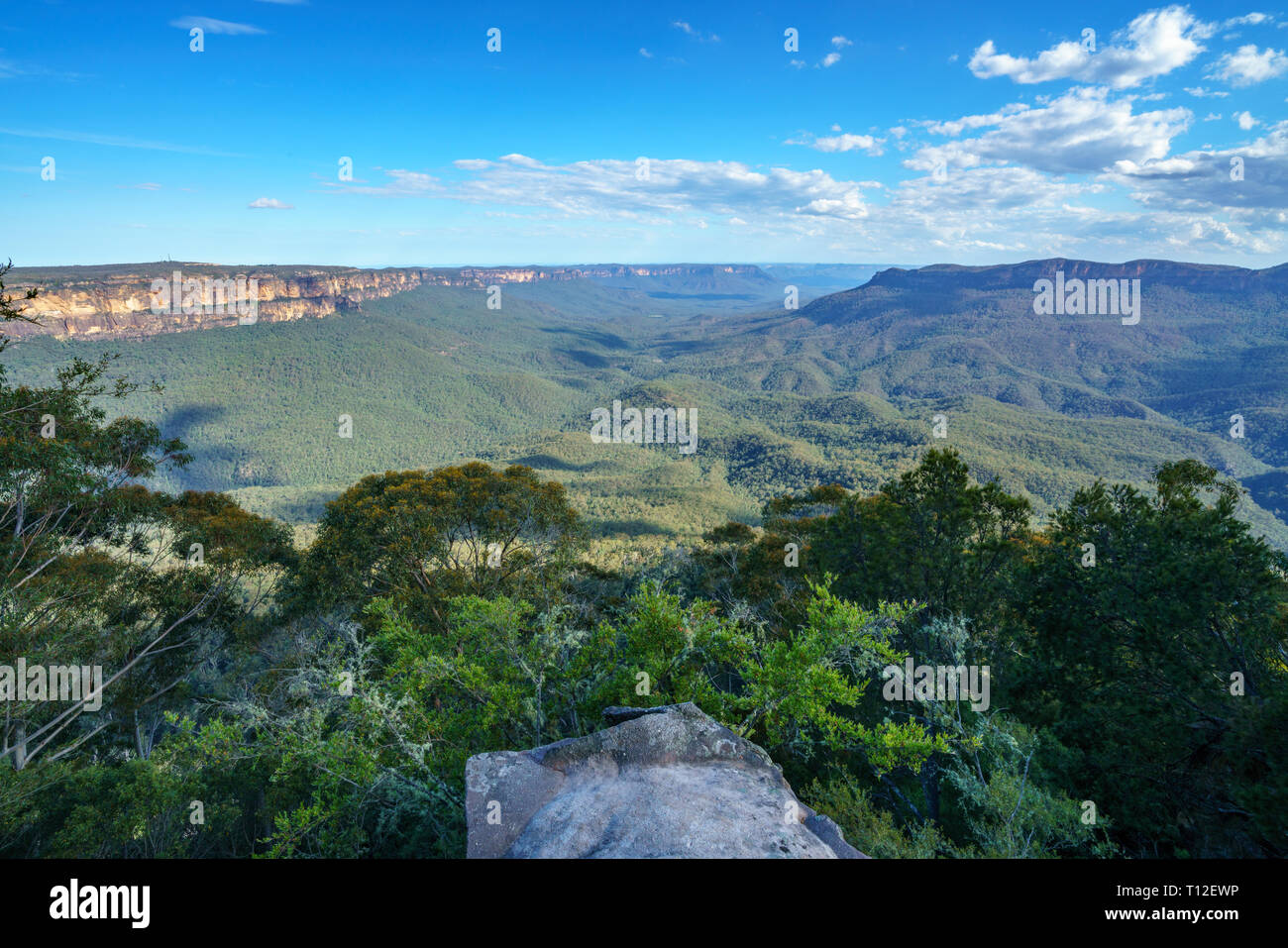 view from sublime point lookout, blue mountains national park ...