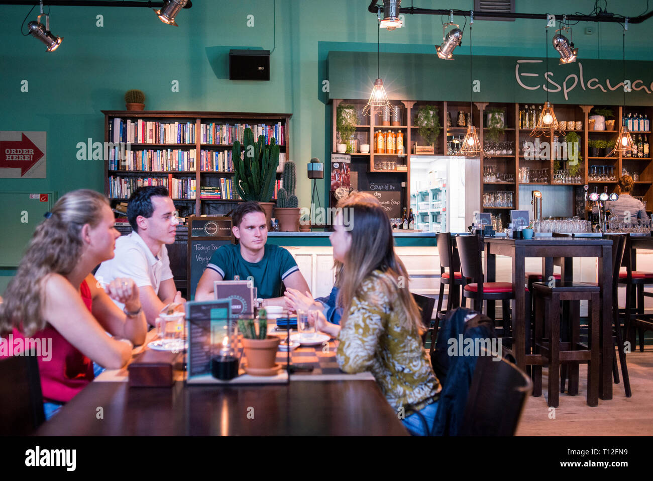 Campus university students drinking hi-res stock photography and images ...