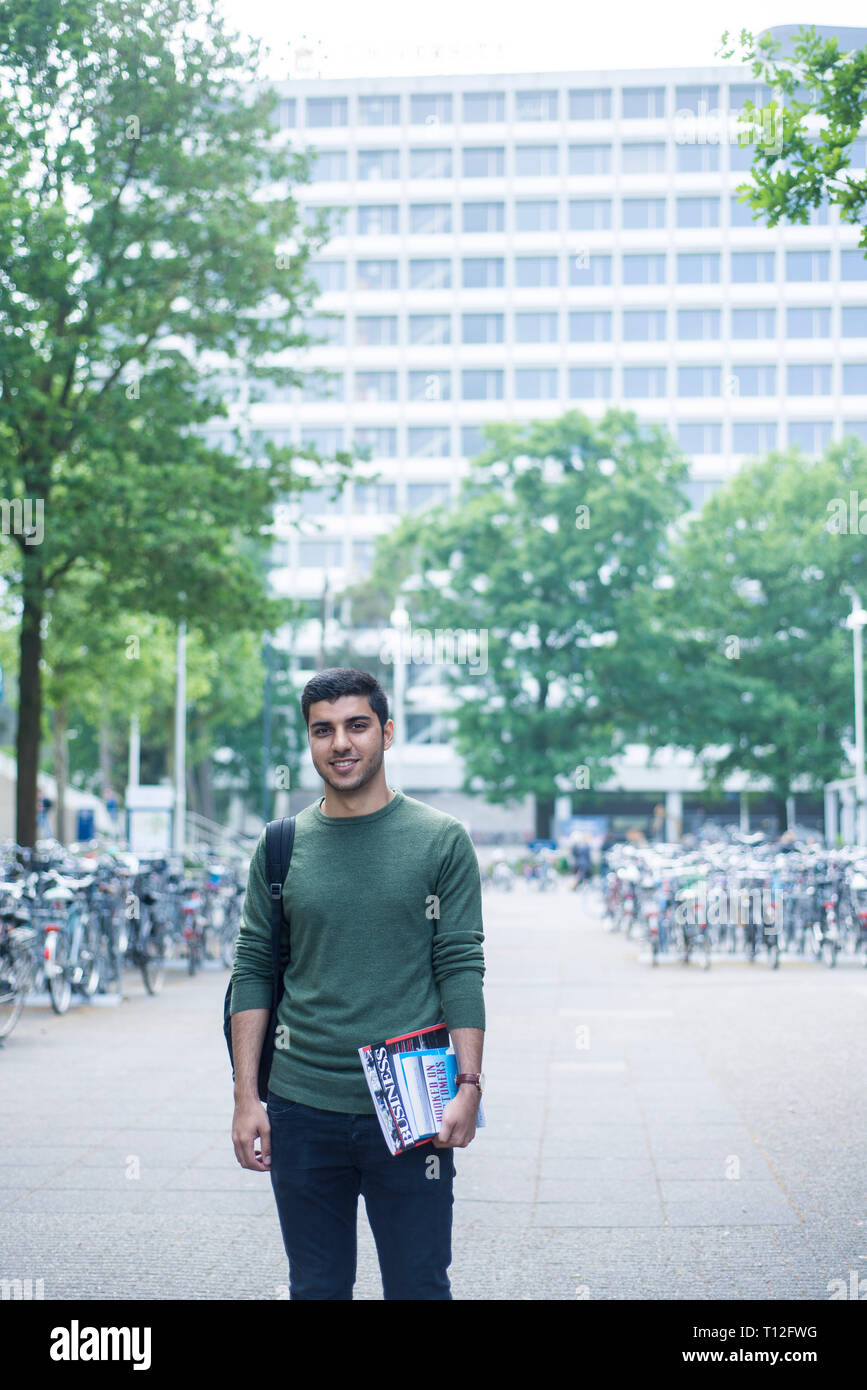 Collage students outside campus hi-res stock photography and images - Alamy