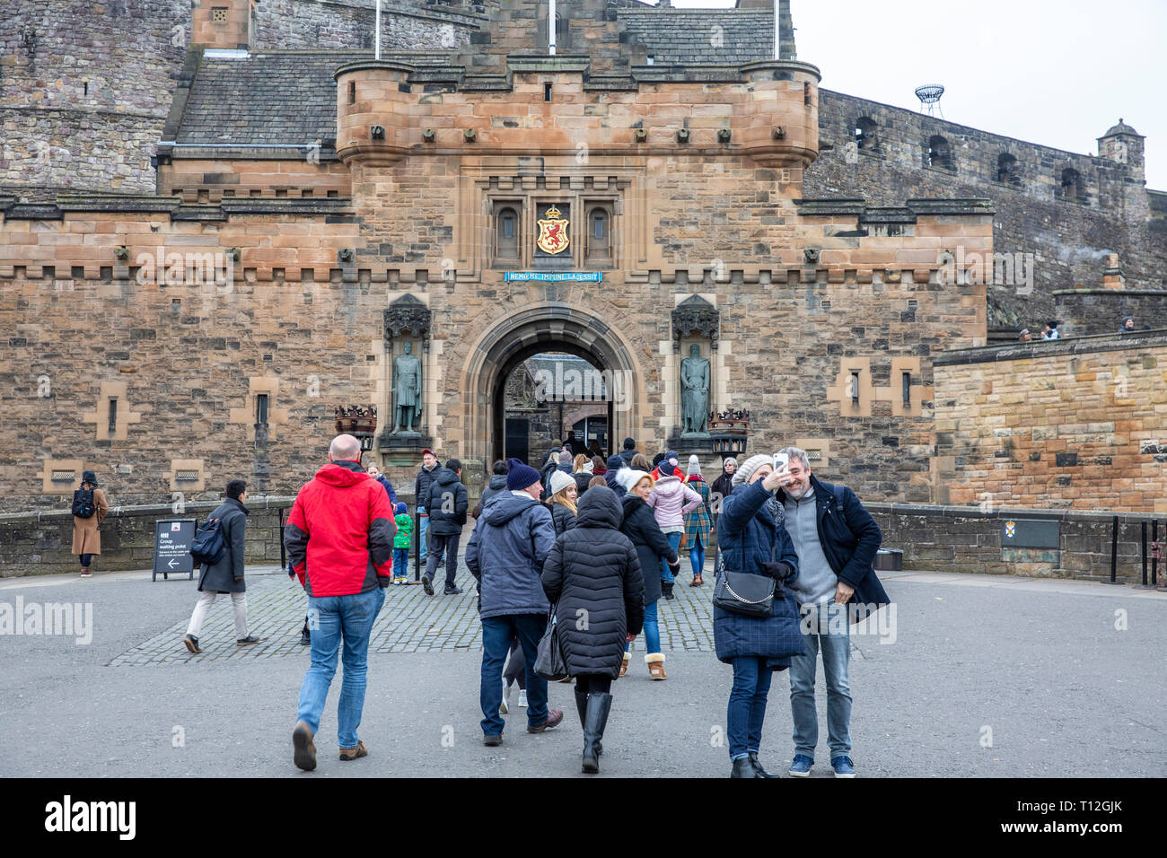 Entrance to edinburgh castle hi-res stock photography and images - Alamy