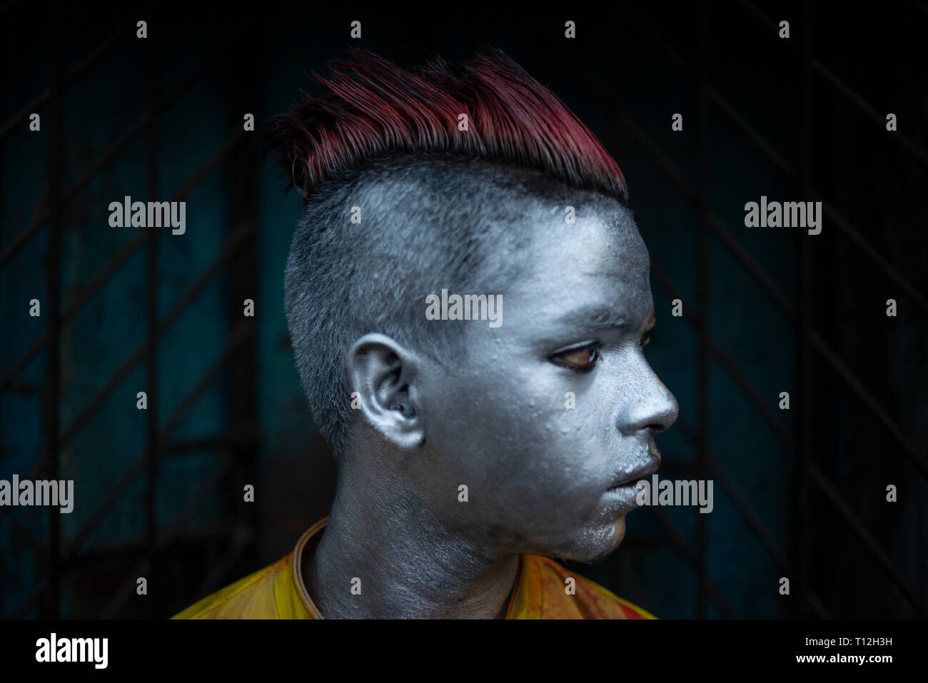 Silver painted faces hi-res stock photography and images - Alamy