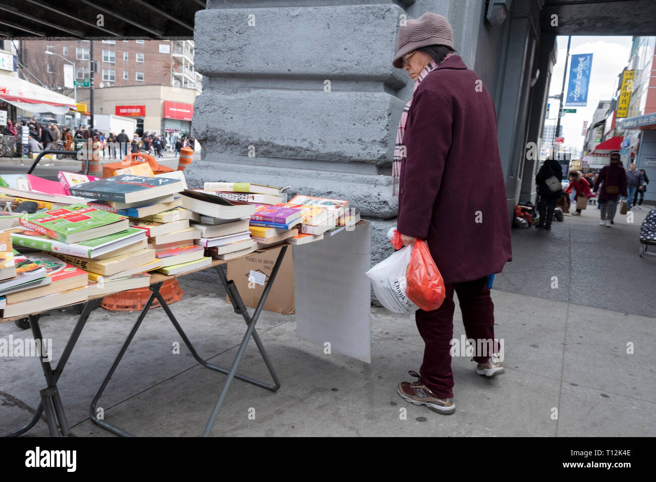 Book stand nyc hi-res stock photography and images - Alamy