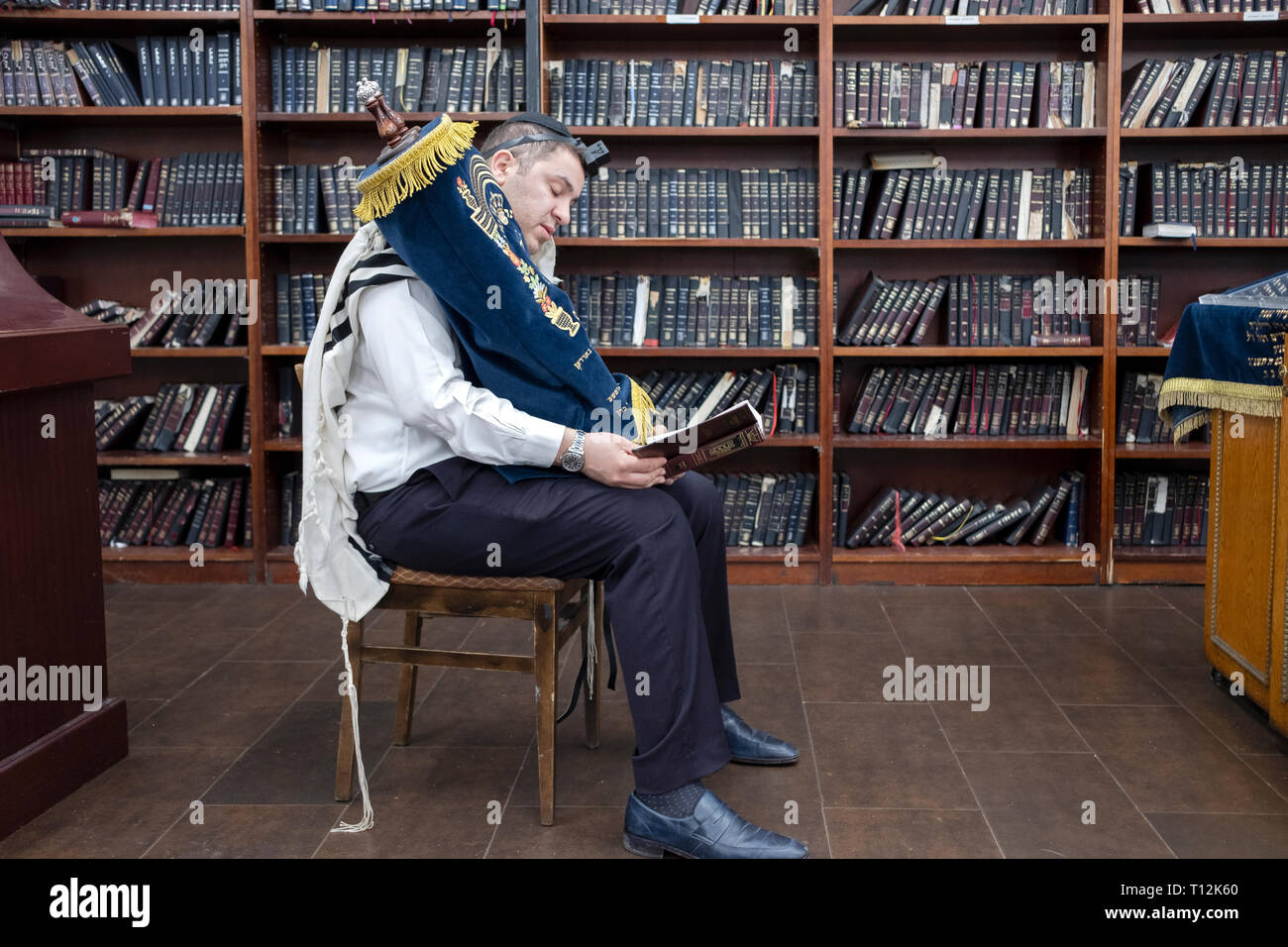 Jewish ark torah hi-res stock photography and images - Alamy