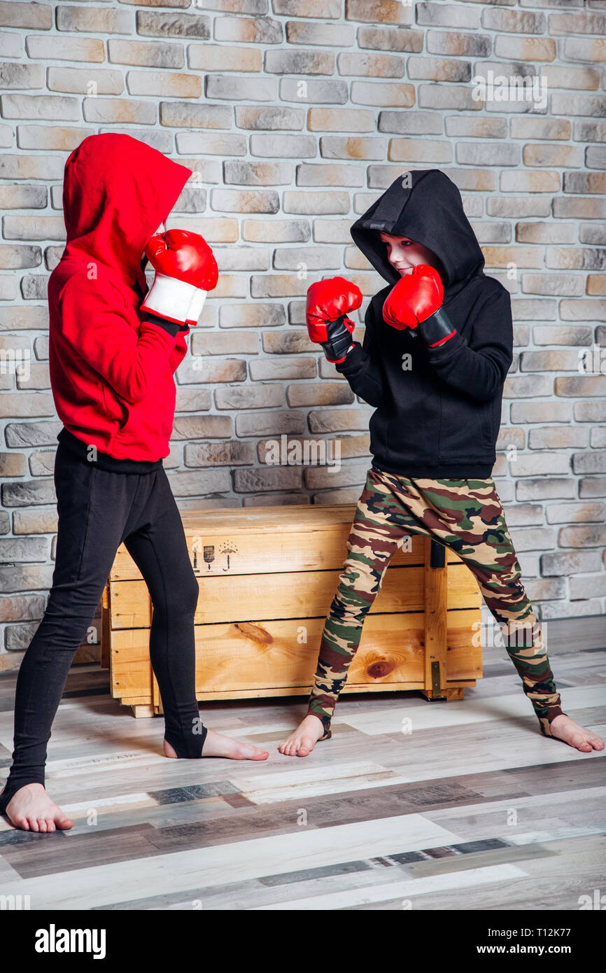 Teen boy boxing hi-res stock photography and images - Alamy