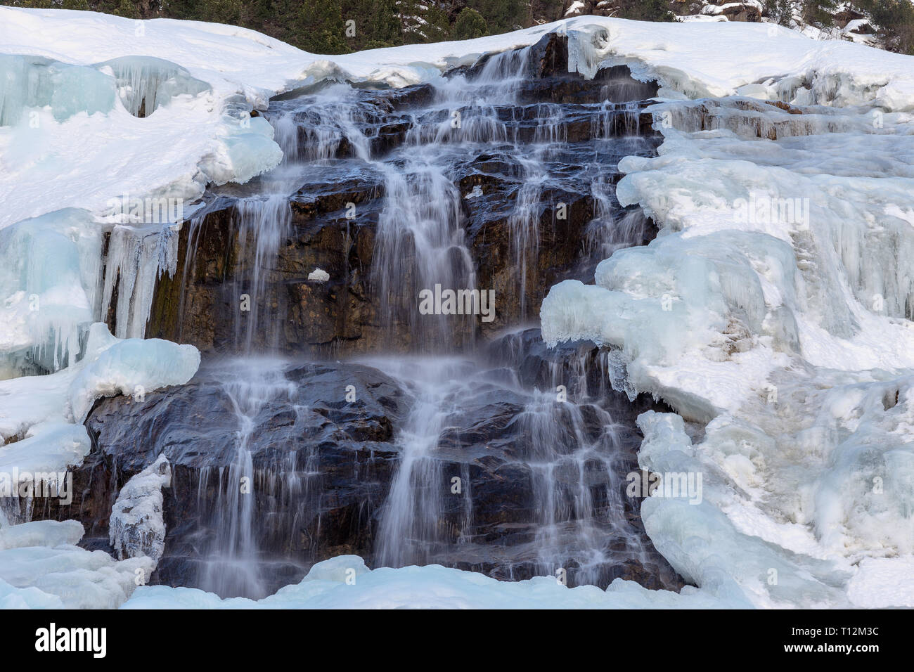 Snow valley waterfall winter hi-res stock photography and images - Alamy