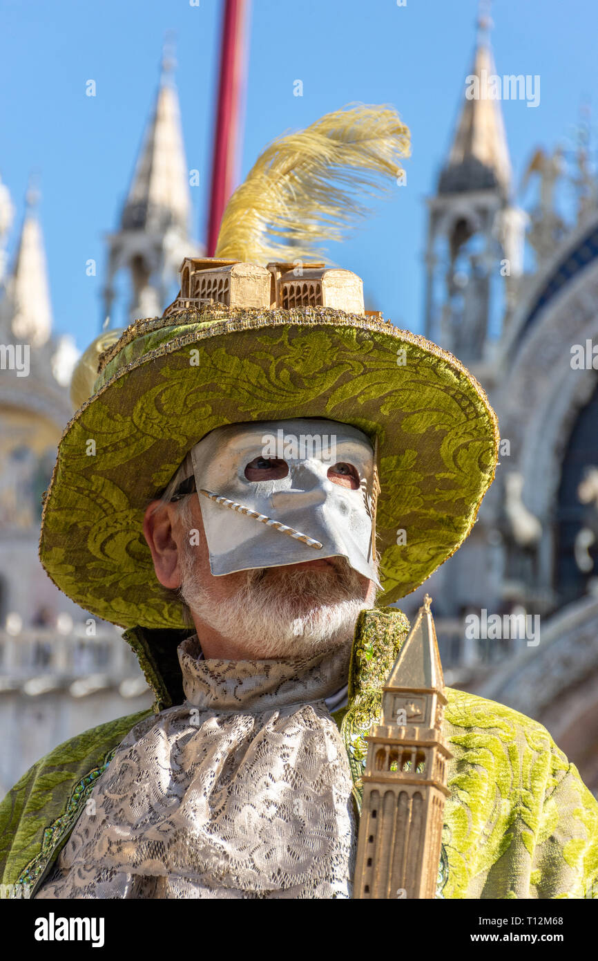 Italy, Venice, 2919 carnival, typical masks, beautiful clothes, posing ...