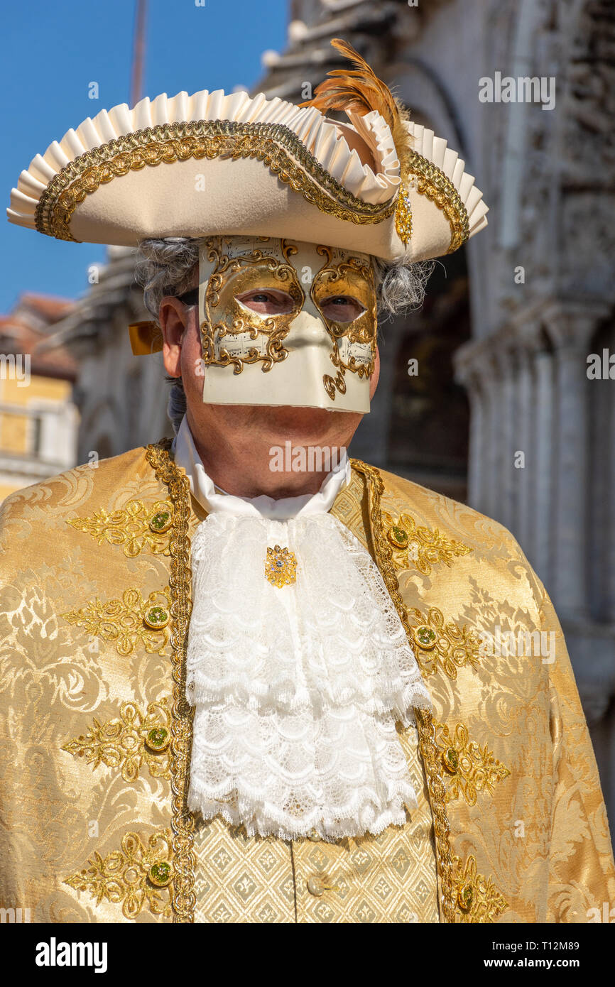 Italy, Venice, 2919 carnival, typical masks, beautiful clothes, posing ...