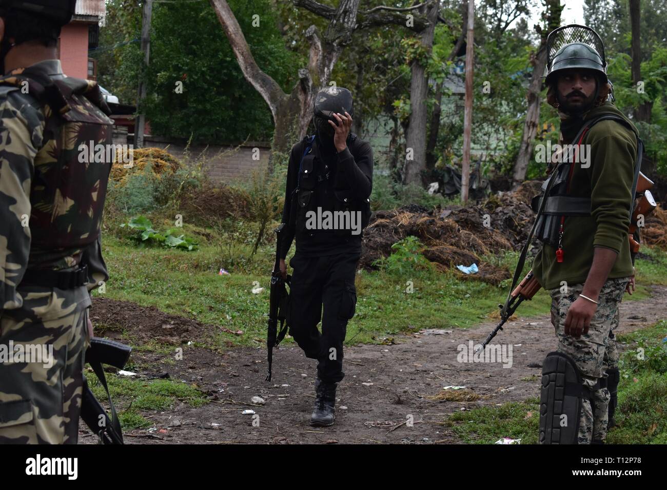 Indian Army and Para Commandos in an encounter site which erupted ...