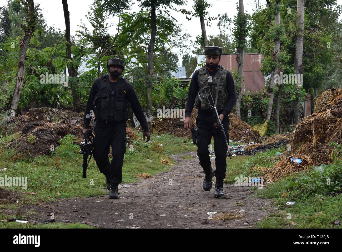 Indian Army and Para Commandos in an encounter site which erupted ...