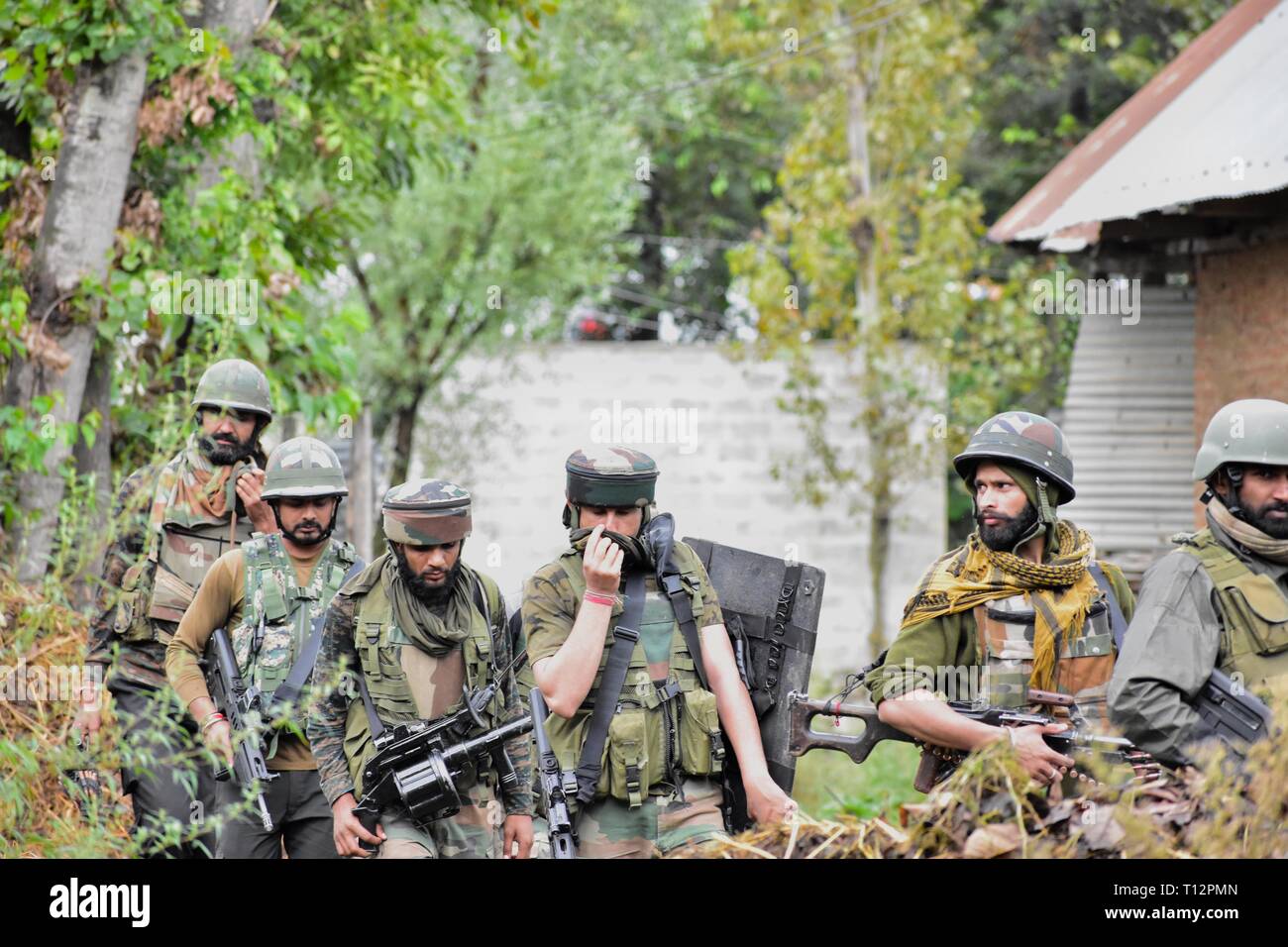 Indian Army and Para Commandos in an encounter site which erupted ...