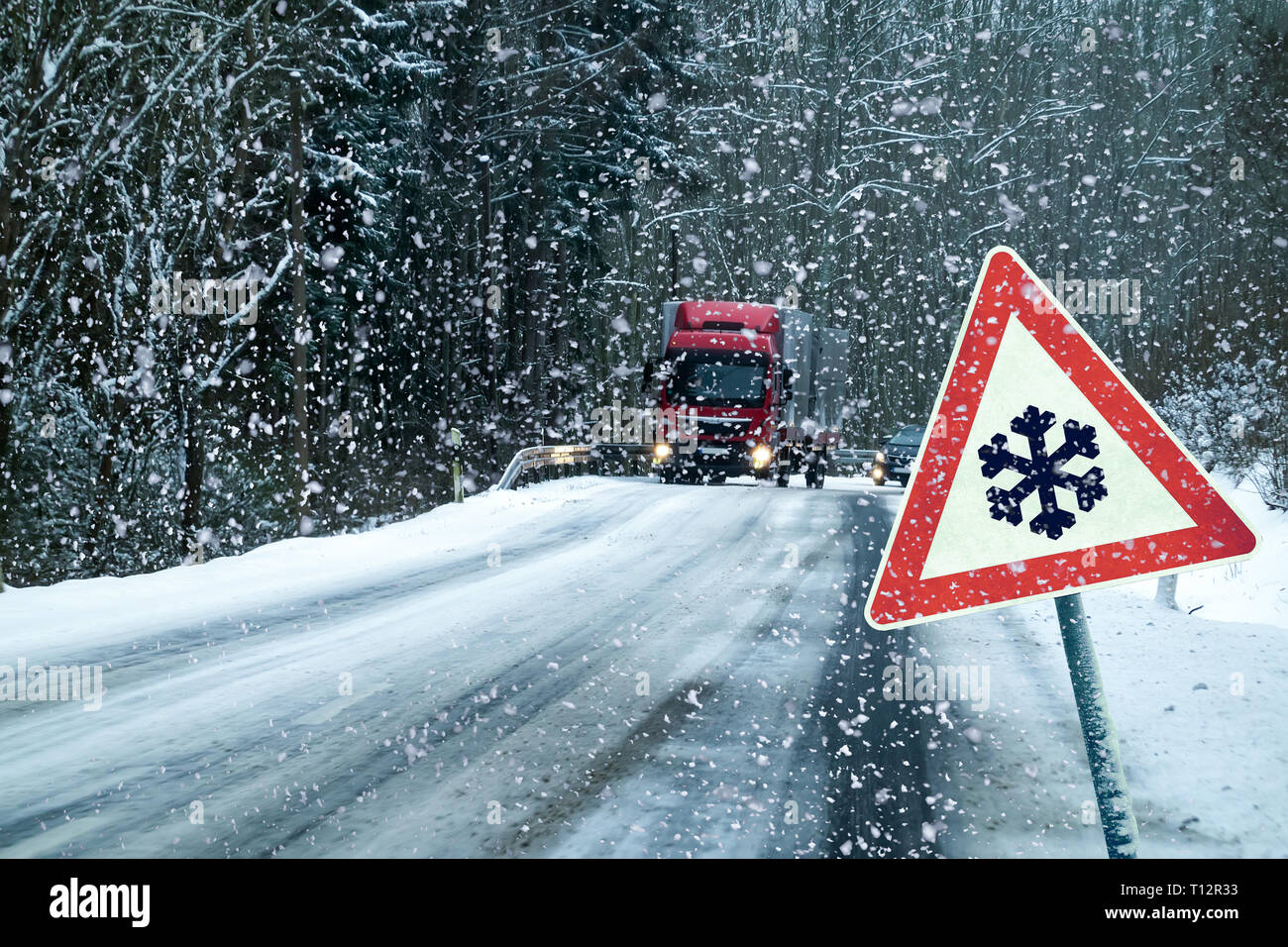 Heavy snow and black ice warning hi-res stock photography and images ...