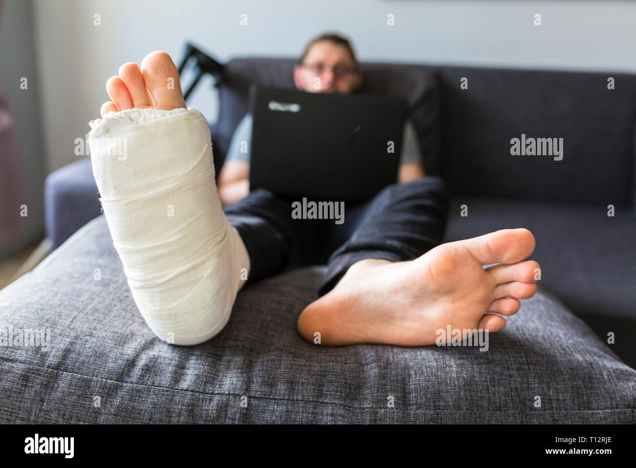 man with a broken leg is surfing the internet Stock Photo - Alamy