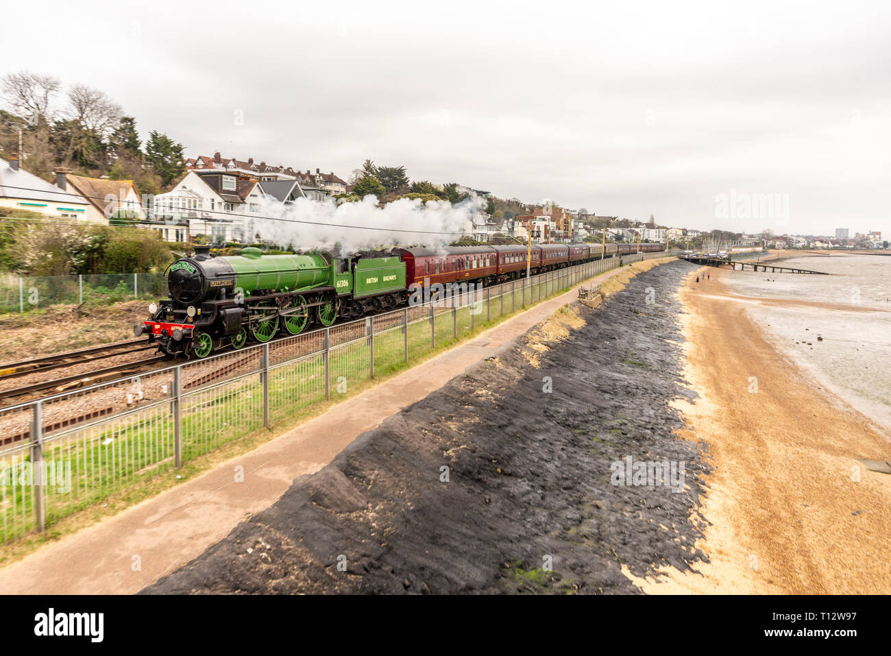 Steam special train pulled by B1 class locomotive 61306 Mayflower ...