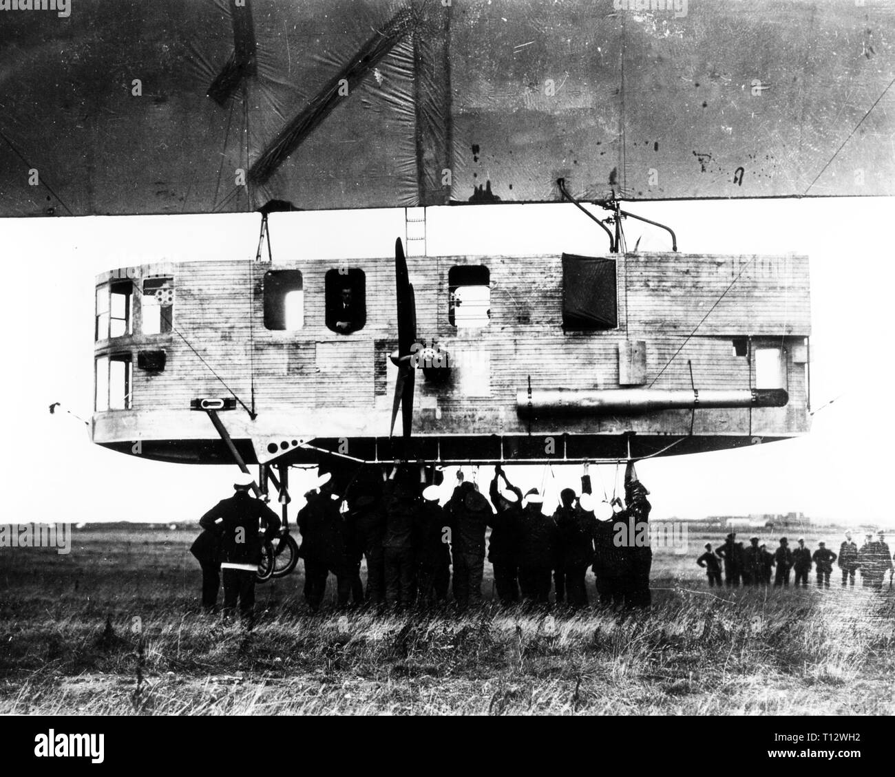 Vickers Airship HMA 23 at Barrow in Furness in 1917 Stock Photo - Alamy
