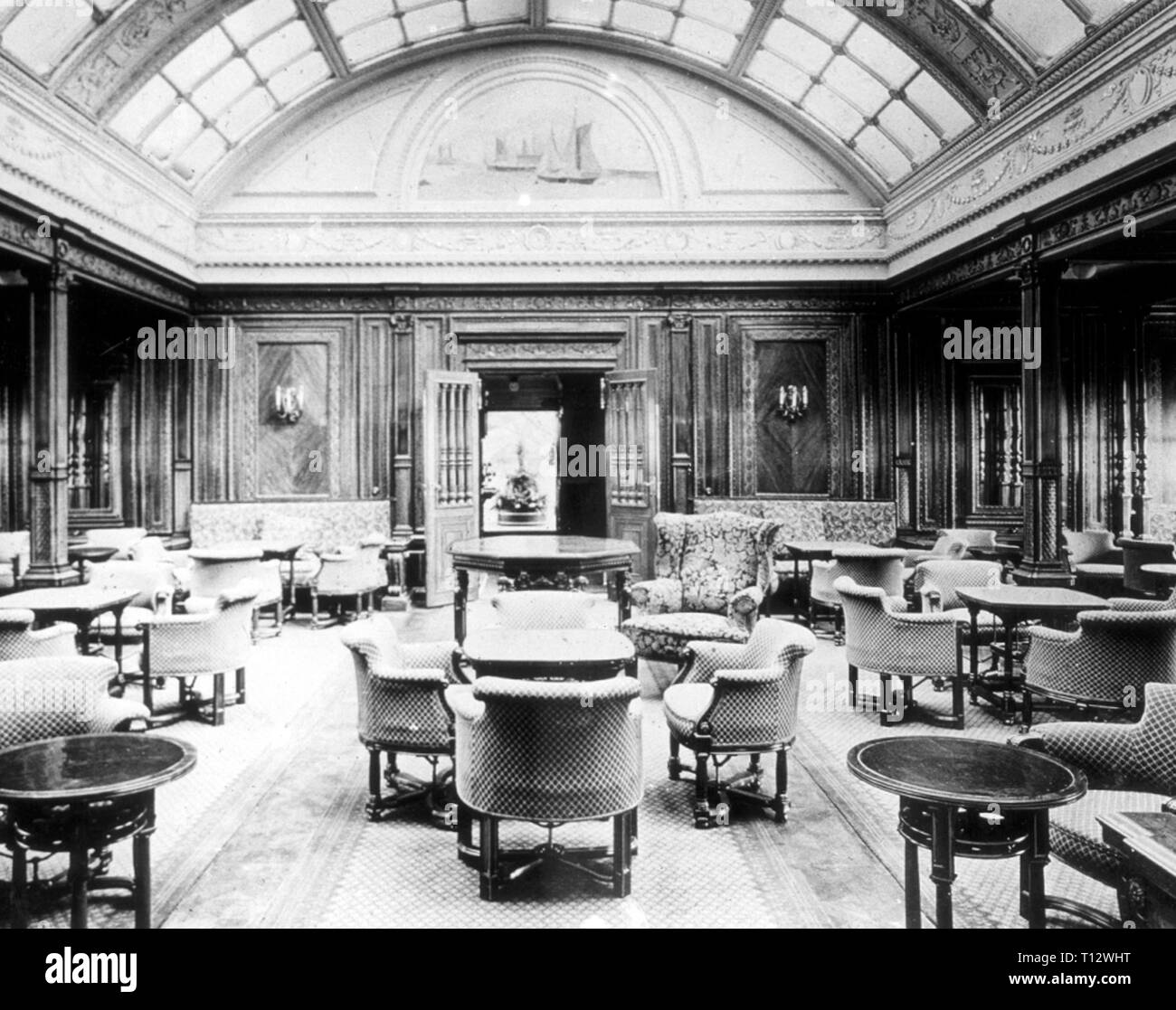 First class smoking room hi-res stock photography and images - Alamy